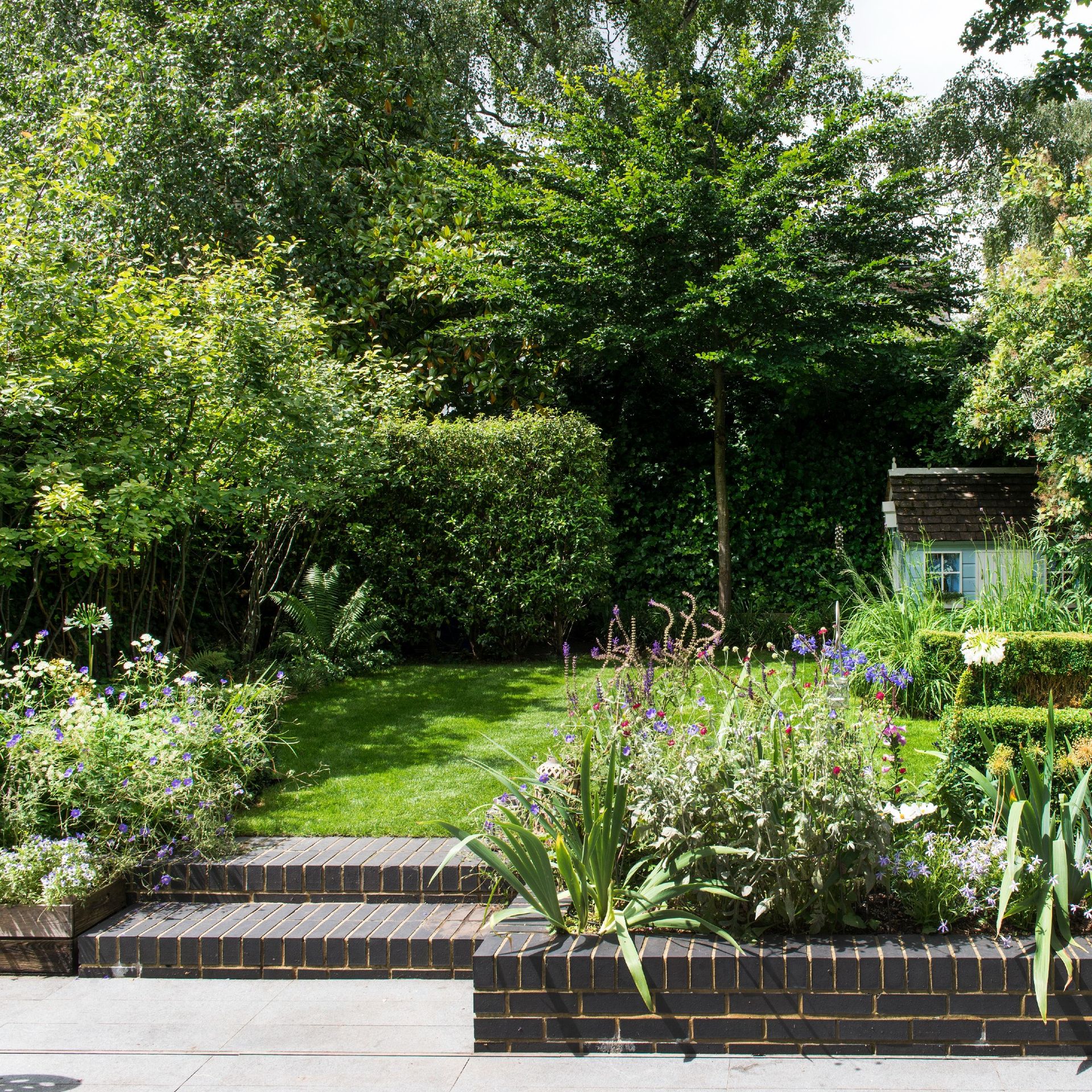 Can I cut my neighbour's hedge? Where you stand legally | Ideal Home