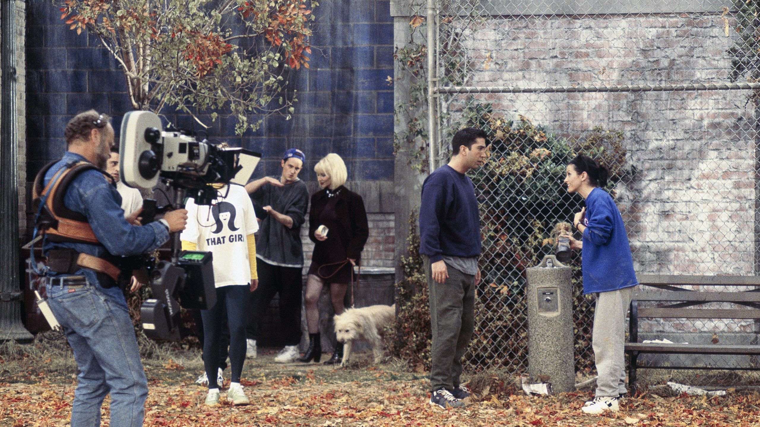'Friends' Set Photos - Behind-the-Scenes 'Friends' Cast & Set Pictures ...
