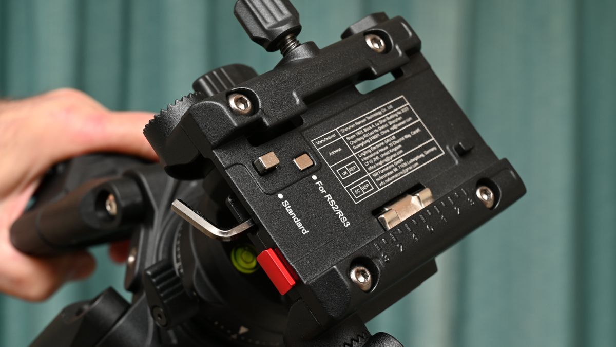 Neewer LL27 video tripod with fluid head review: a mostly sturdy, quick ...