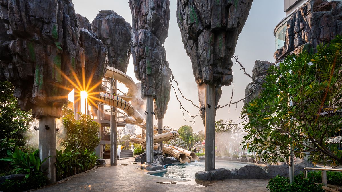 'Out-of-This-World Sights and Sounds' Amaze Guests at Space-Themed ...