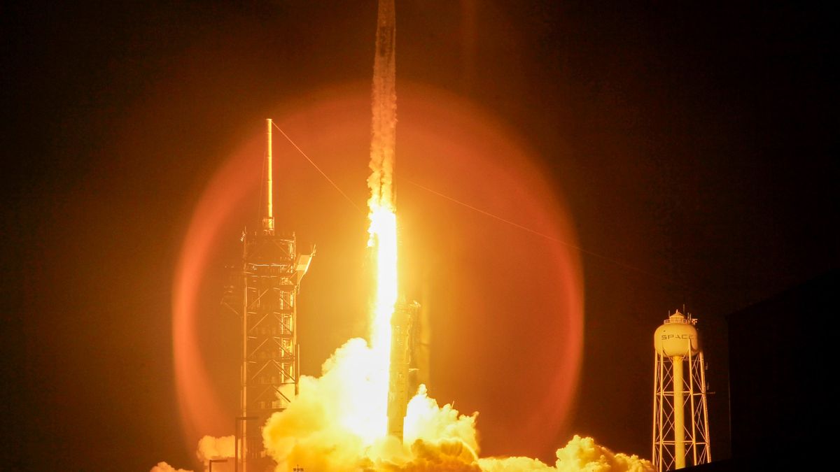 SpaceX's historic private Polaris Dawn astronaut launch lights up ...