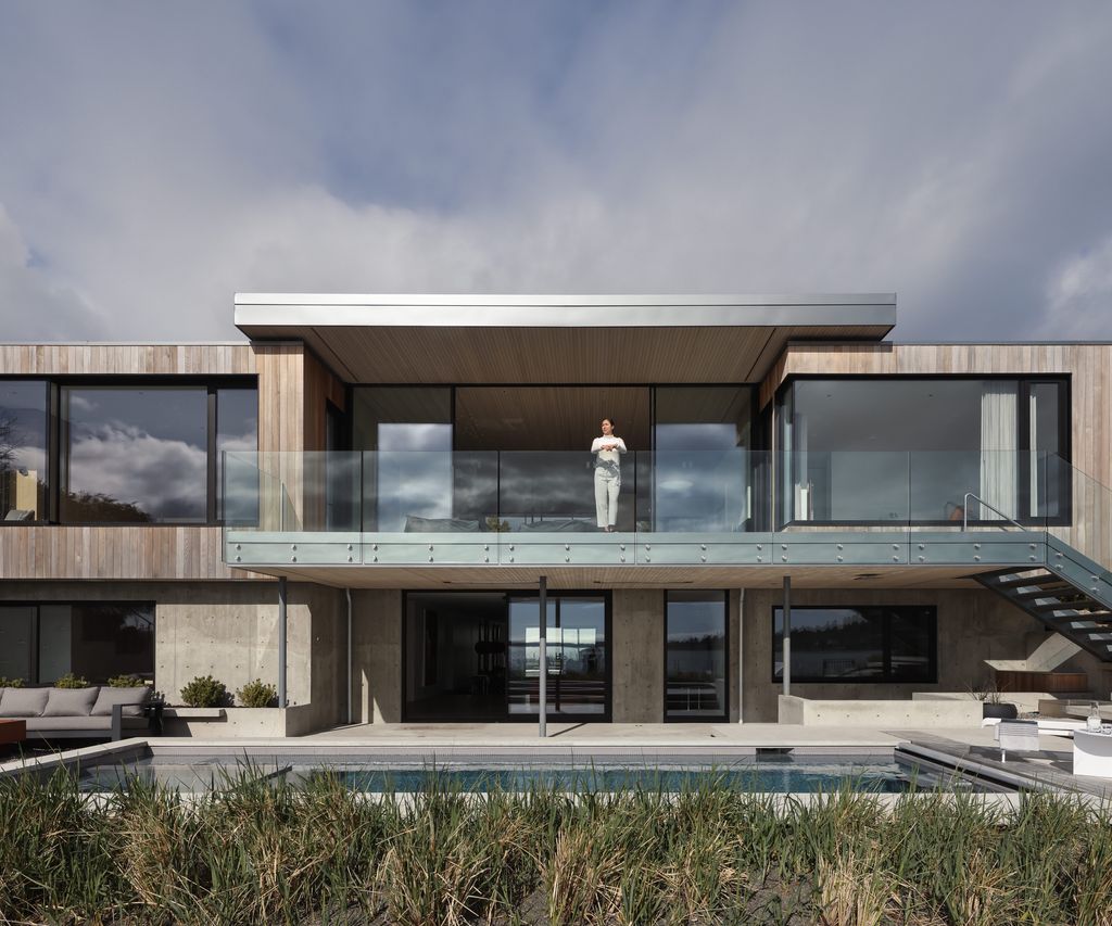 This modern coastal Vancouver house shows how minimalism can be warm ...