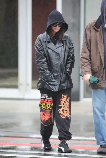 Emily Ratajkowski's Rainy Day Outfit Includes a Viral Styling Trick ...