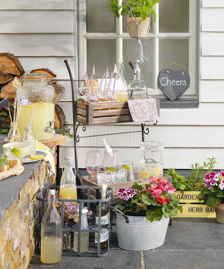Drink station ideas for outdoor parties: 11 chic setups | Gardeningetc