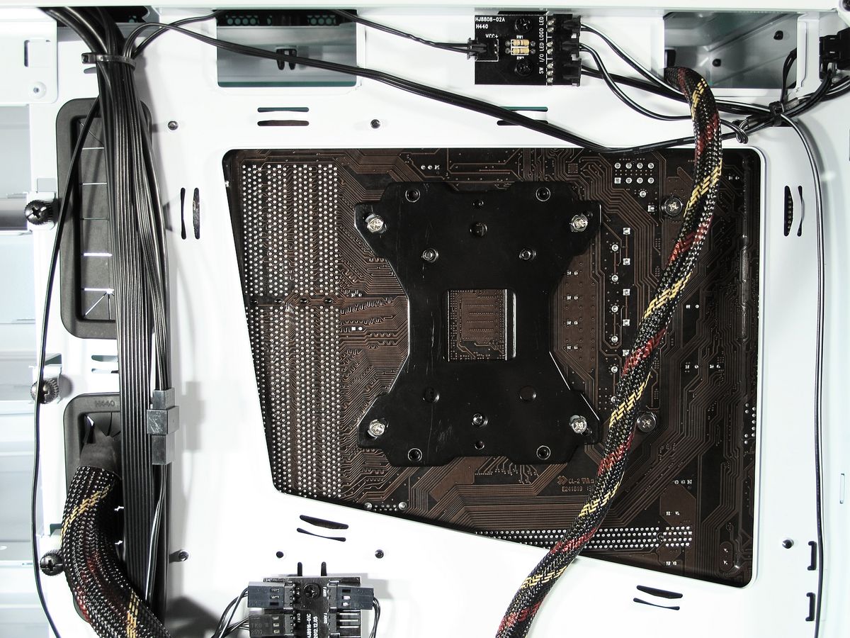 Installation - NZXT H440 Mid-Tower Case Review