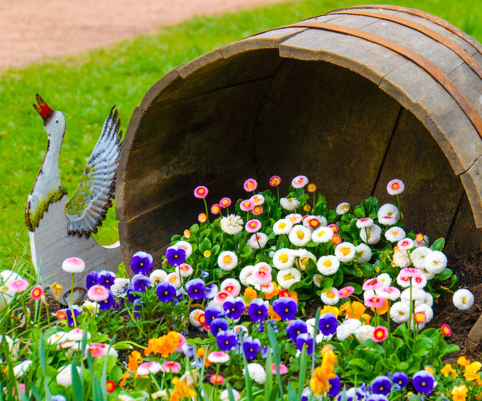 Spilled Flower Pot Ideas For Whimsy in Your Garden | Gardening Know How