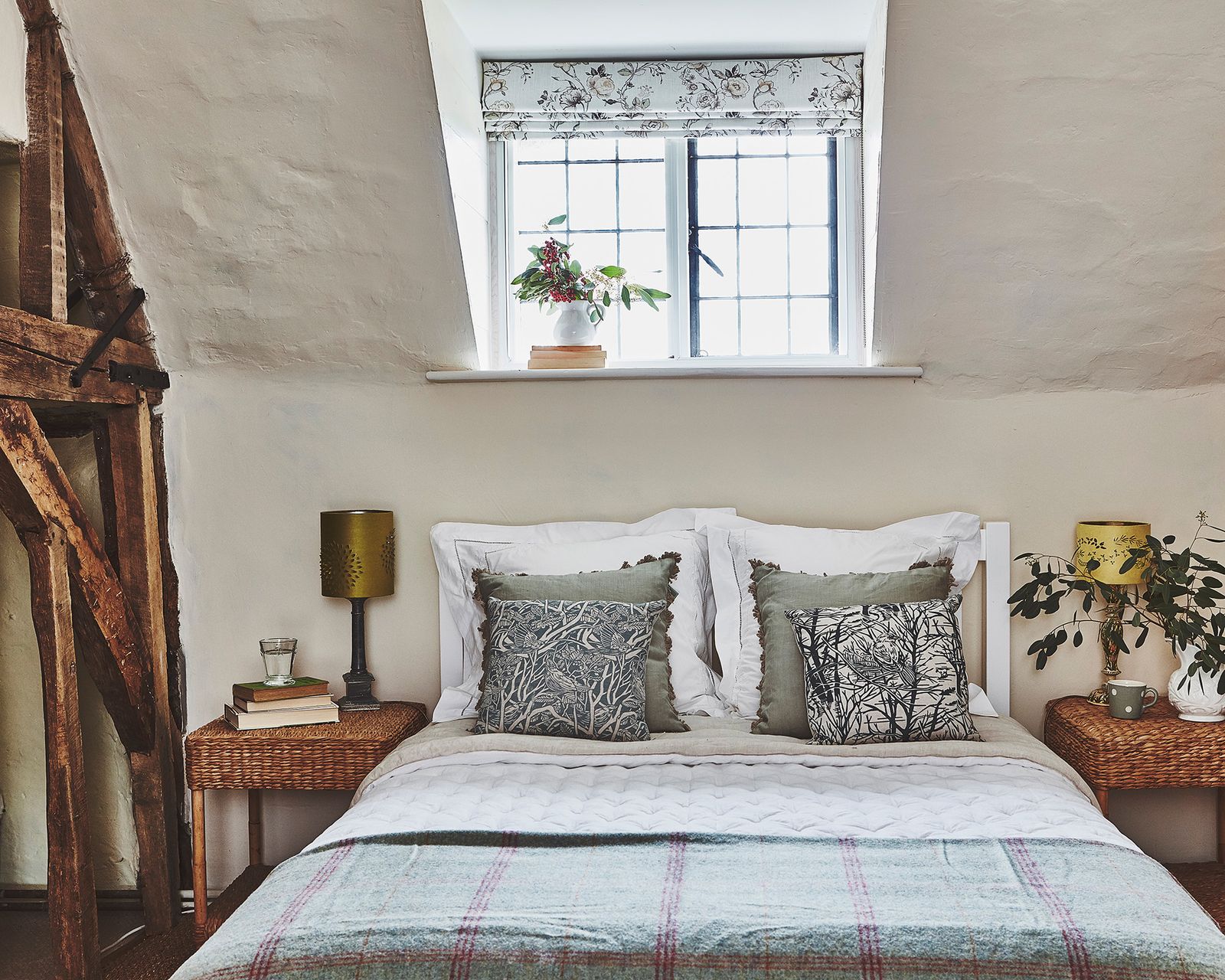 Tour this pretty thatched cottage full of festive treats | Homes and ...