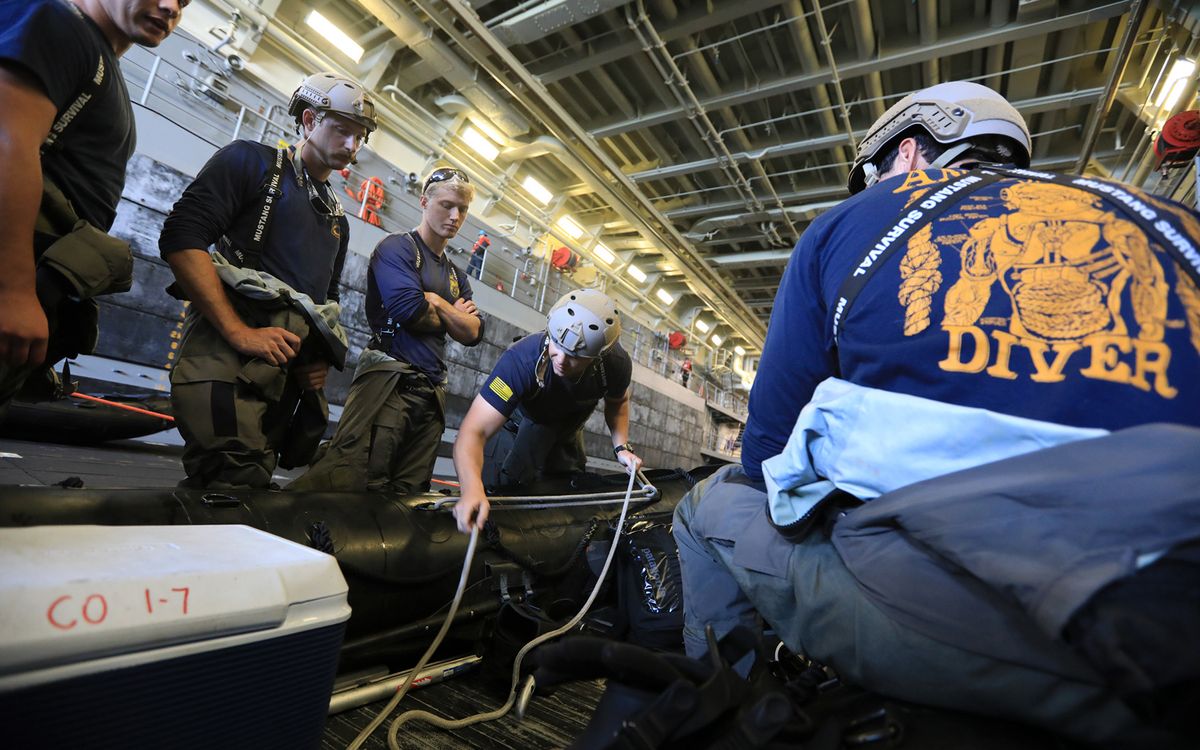 Spectacular Photos: NASA Practices Orion Space Capsule Recovery at Sea ...