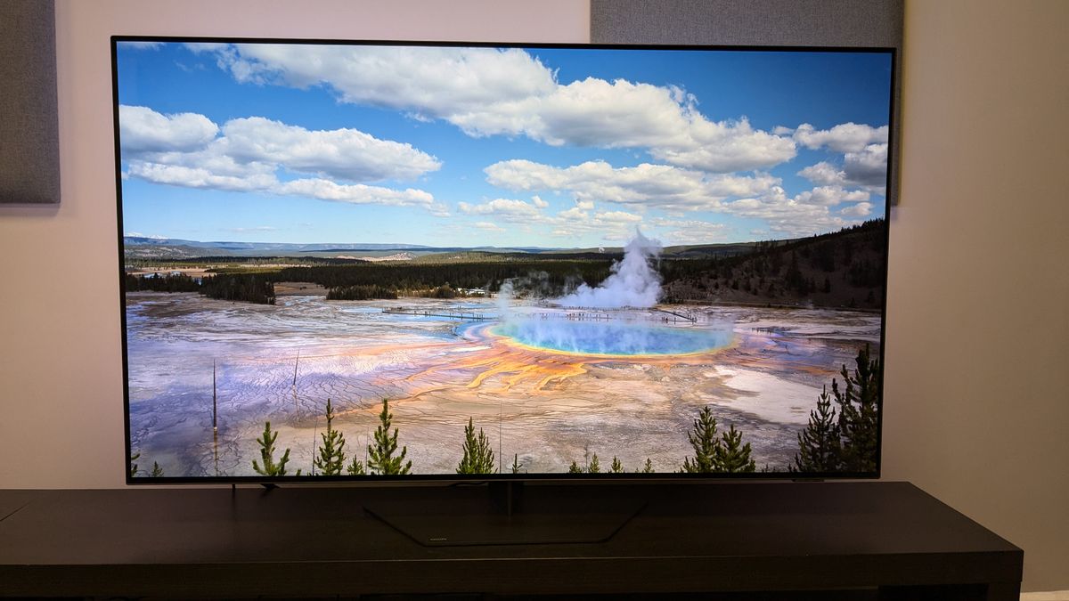 Philips OLED809 review: a colourful mid-range OLED TV with Ambilight ...
