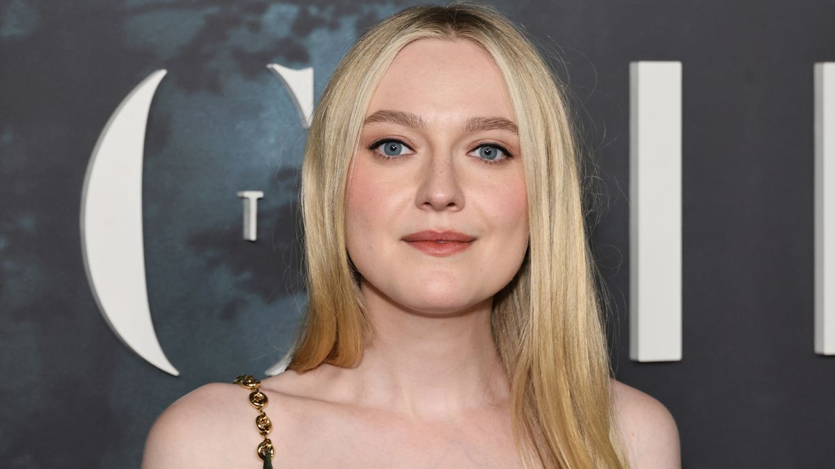 Dakota Fanning Carries Hailey Bieber's Favorite $5,400 Bottega Veneta ...