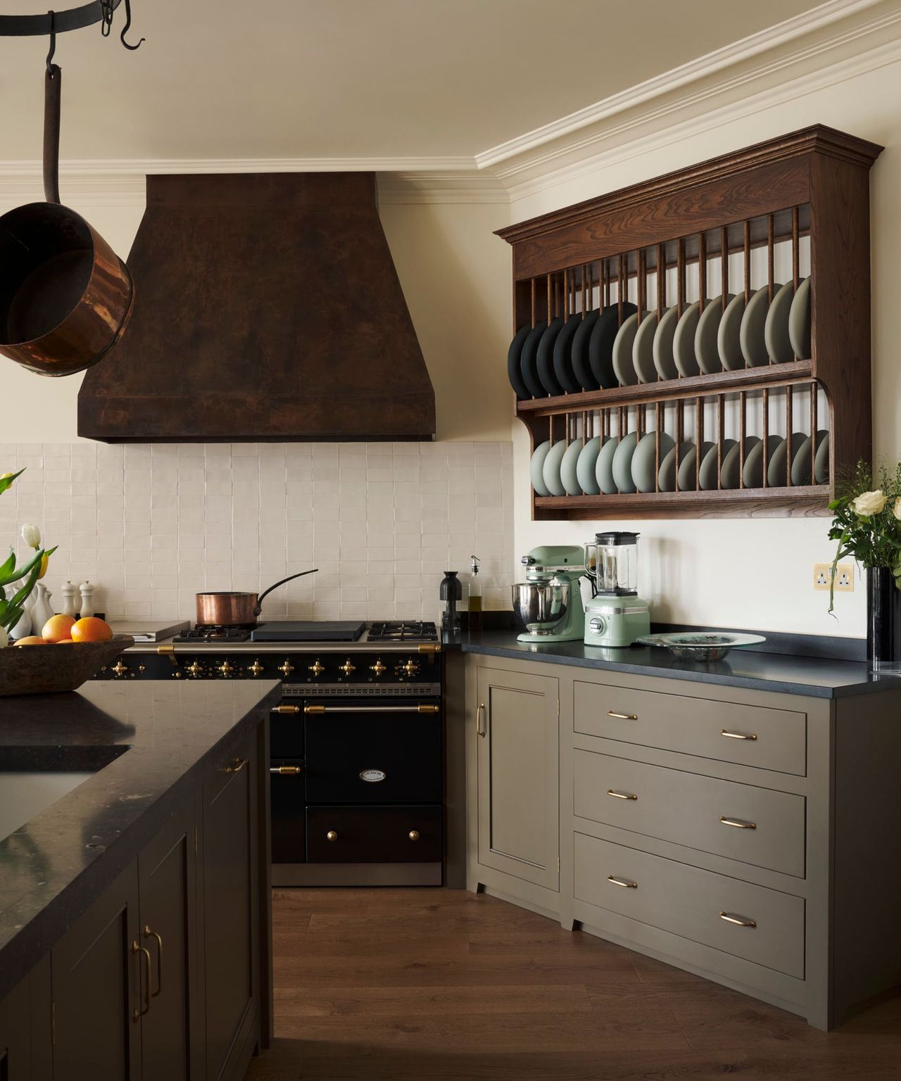 5 kitchens with plate racks that exude rustic charm | Homes and Gardens