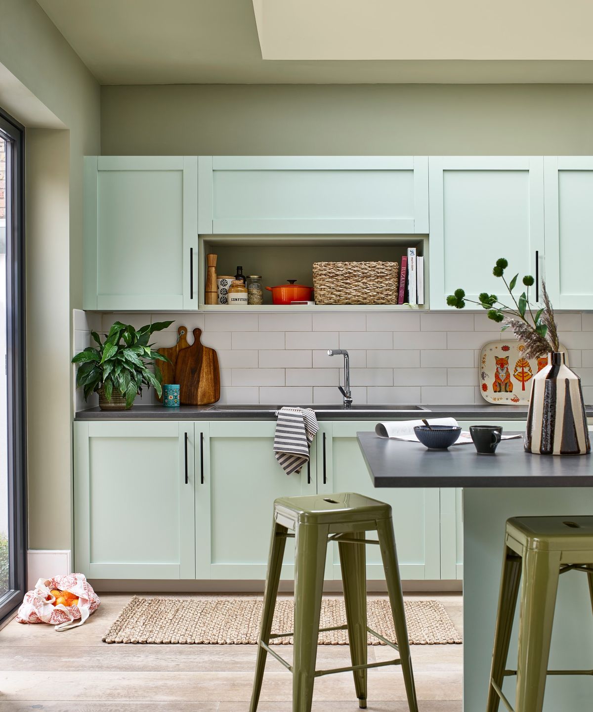 Colour capping 101: How to nail this bold new paint trend | Homebuilding