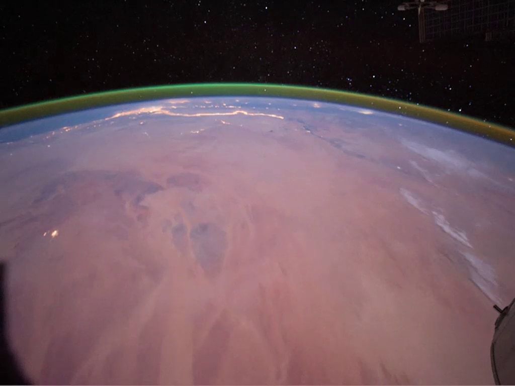 Weird green glow spotted in atmosphere of Mars | Space