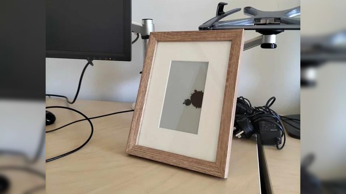 Raspberry Pi Zero Used in Fractal Art Picture Frame | Tom's Hardware