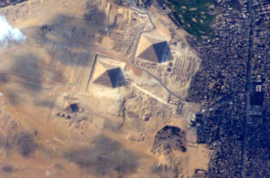 These Astronaut Photos of the Great Pyramids & Earth Are Simply ...
