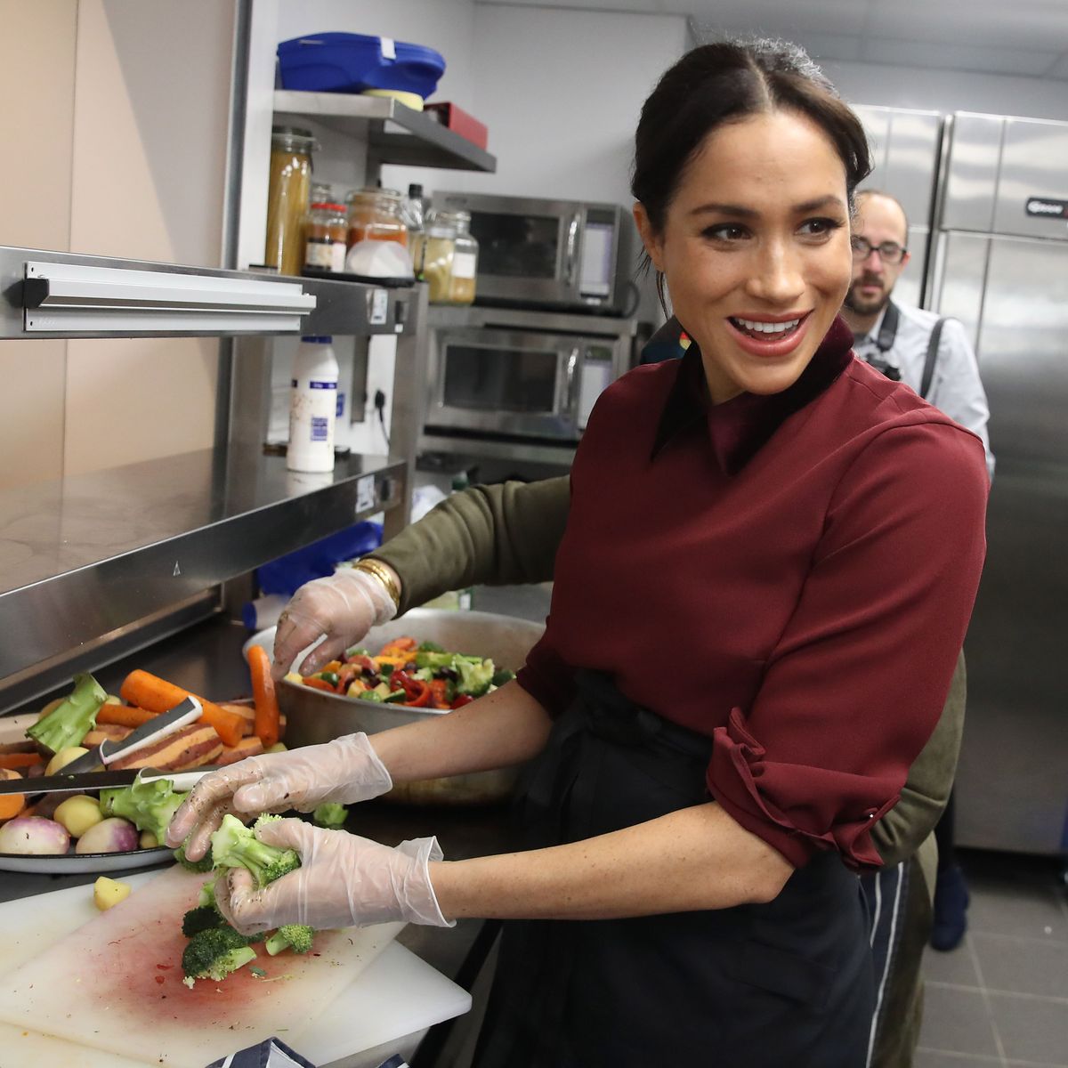 Watch Meghan Markle Cooking Thanksgiving Meal at Hubb Community Kitchen ...