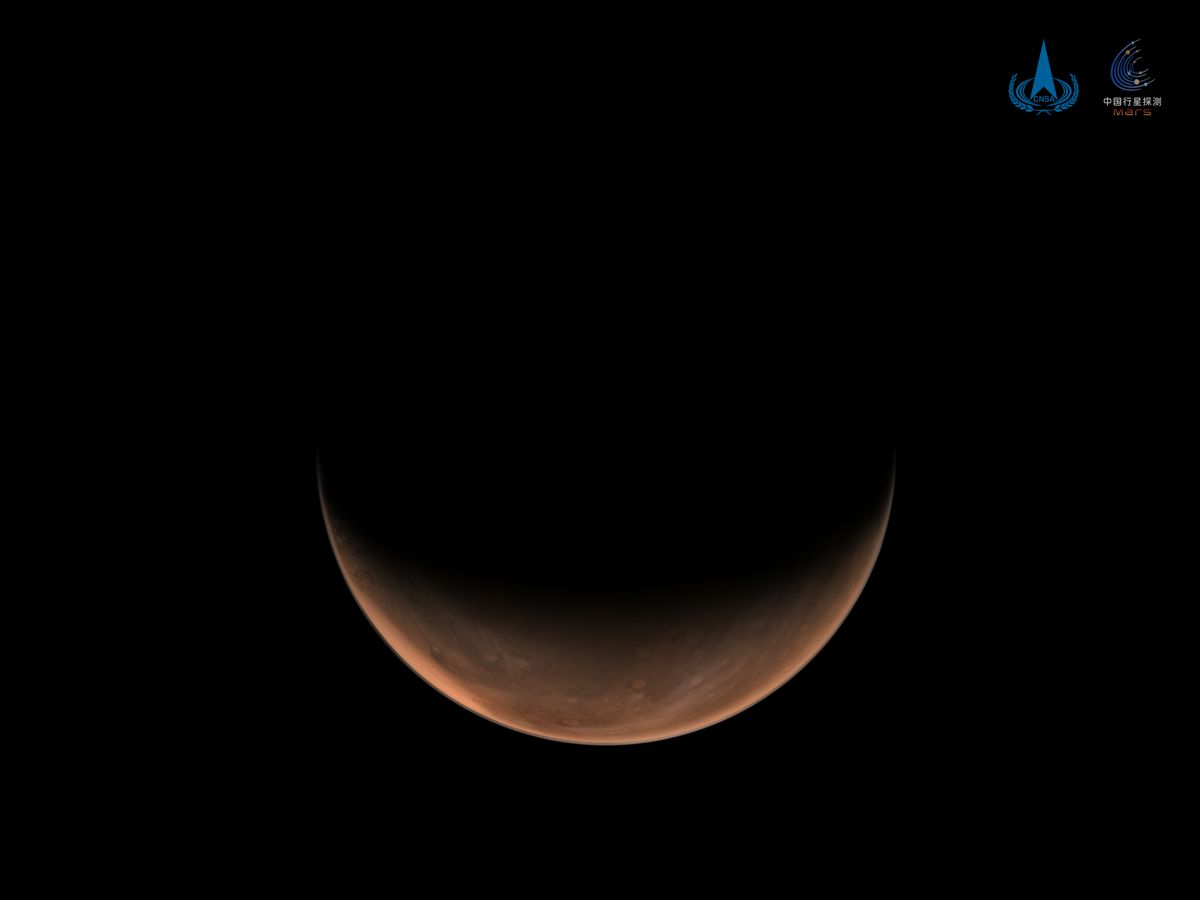 China's Tianwen-1 spacecraft captures stunning crescent Mars photos ...