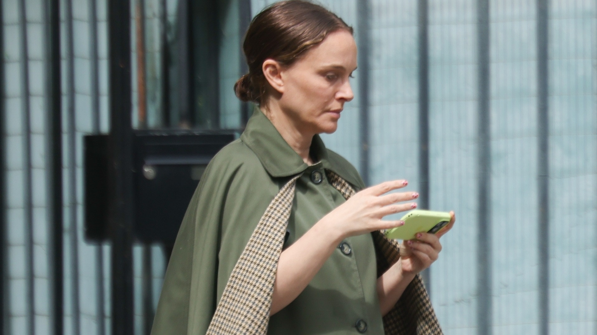 Natalie Portman Reveals Pregnancy in an Hermès Cape Coat in Paris ...