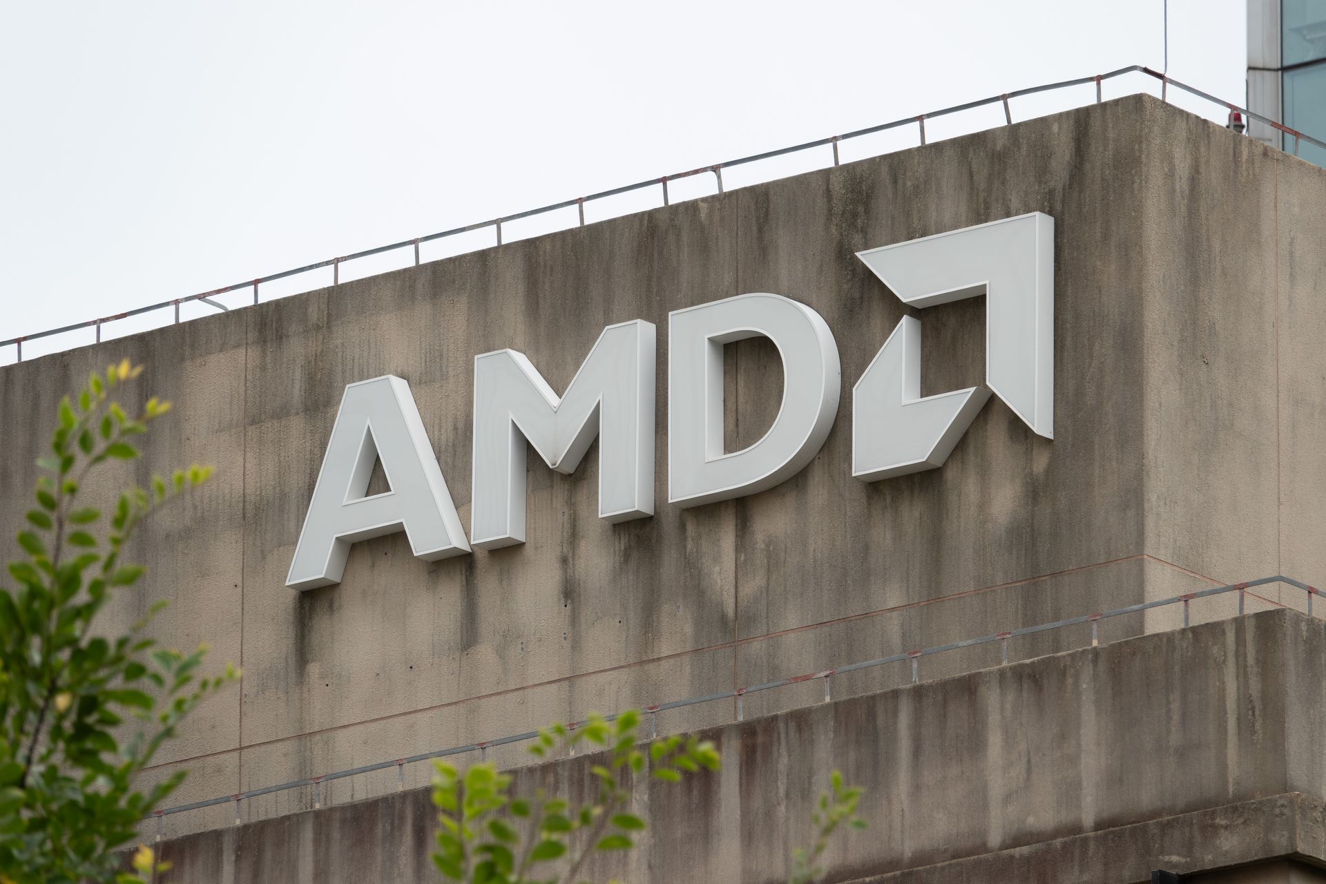 OpenAI and AMD announce multibillion-dollar partnership — AMD to supply ...