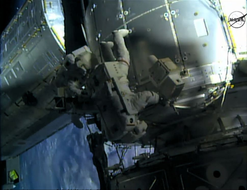 Spacewalk Photos: NASA Astronauts Work Outside Space Station (Oct. 15 ...