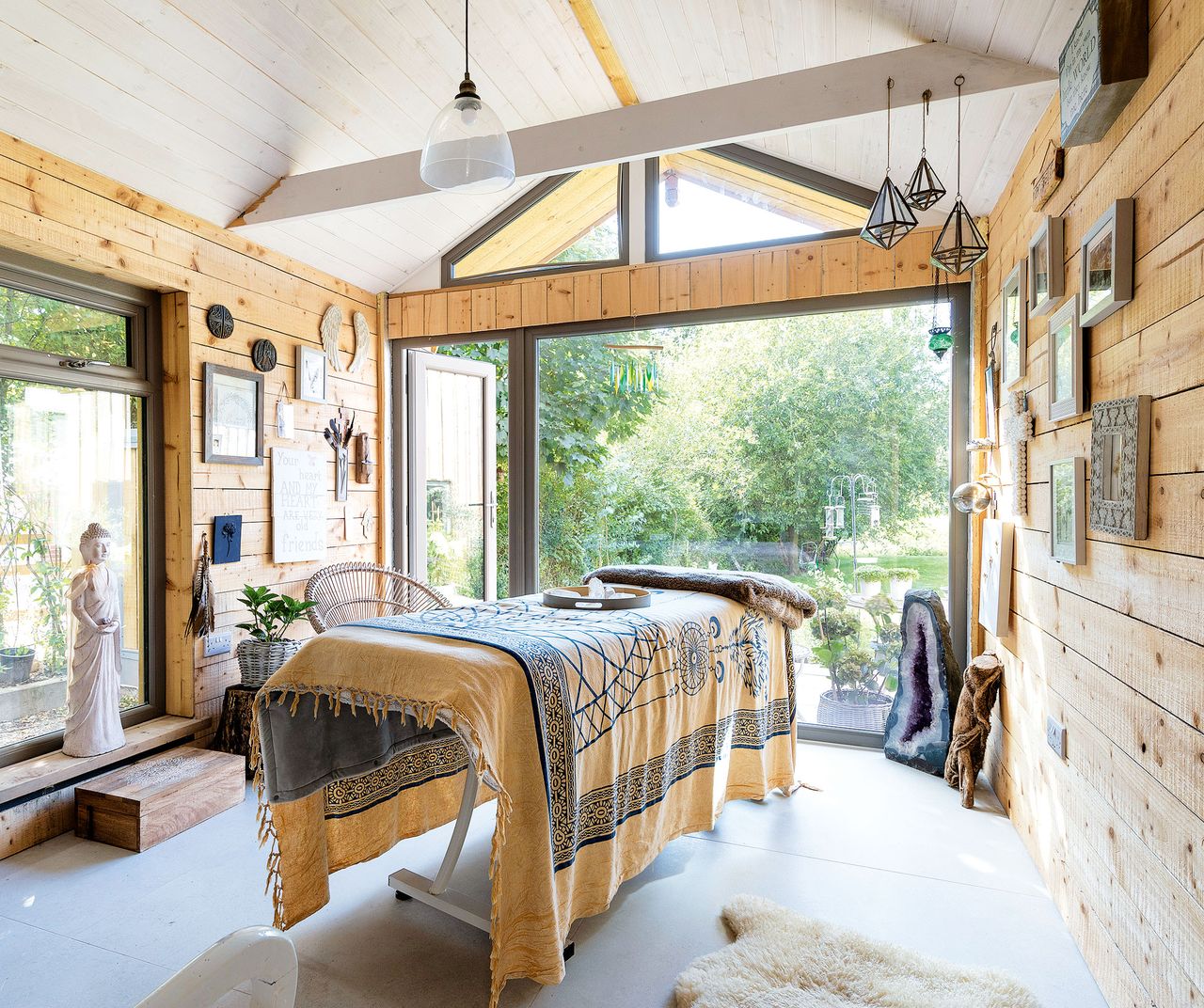 Soft colors and natural materials promote well-being in this home ...