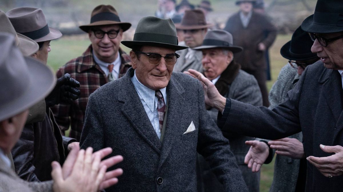 Robert De Niro talks playing dual roles in his new gangster movie from ...