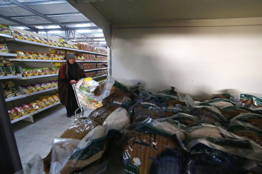 Following a flood of donations, food aid restarted for 1.7 million ...