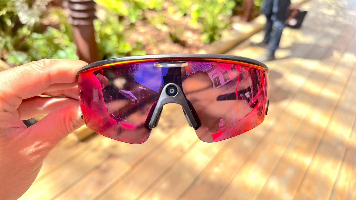 Strava announces integration with the new Oakley Meta Vanguard AI ...