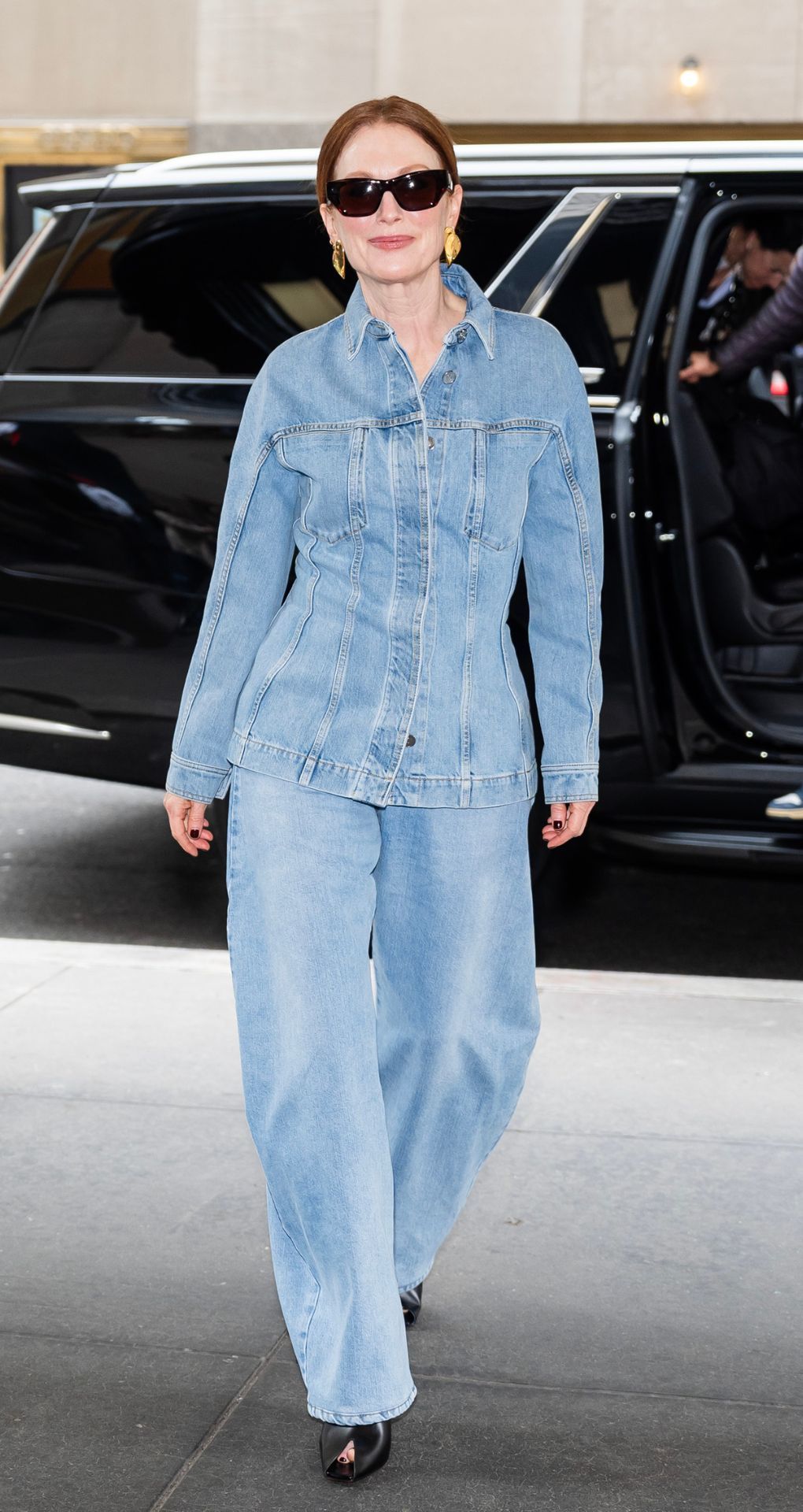 Julianne Moore mastered elevating barrel leg jeans last spring | Woman ...