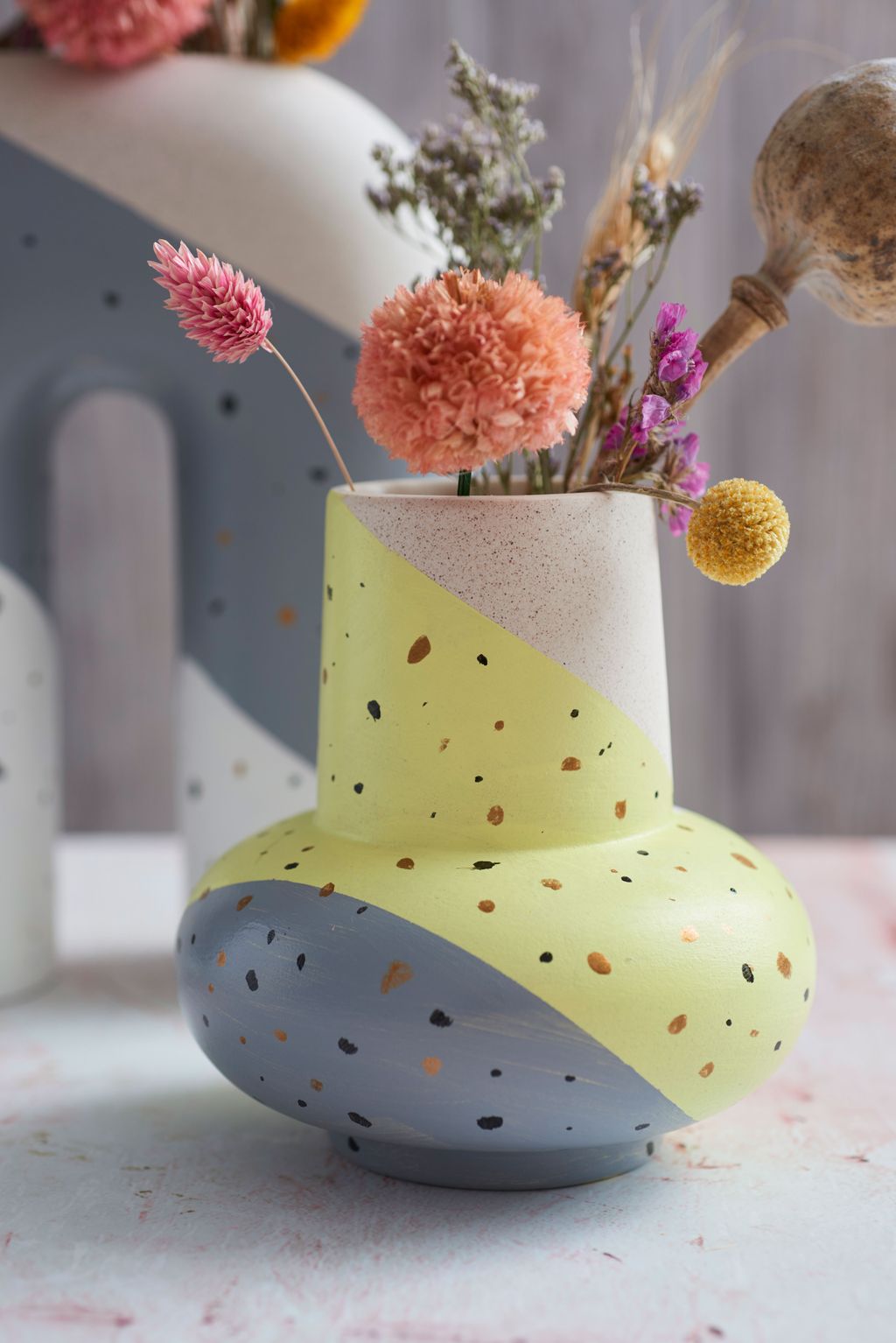 Looking for easy craft ideas? This DIY vase is stylish and super simple ...