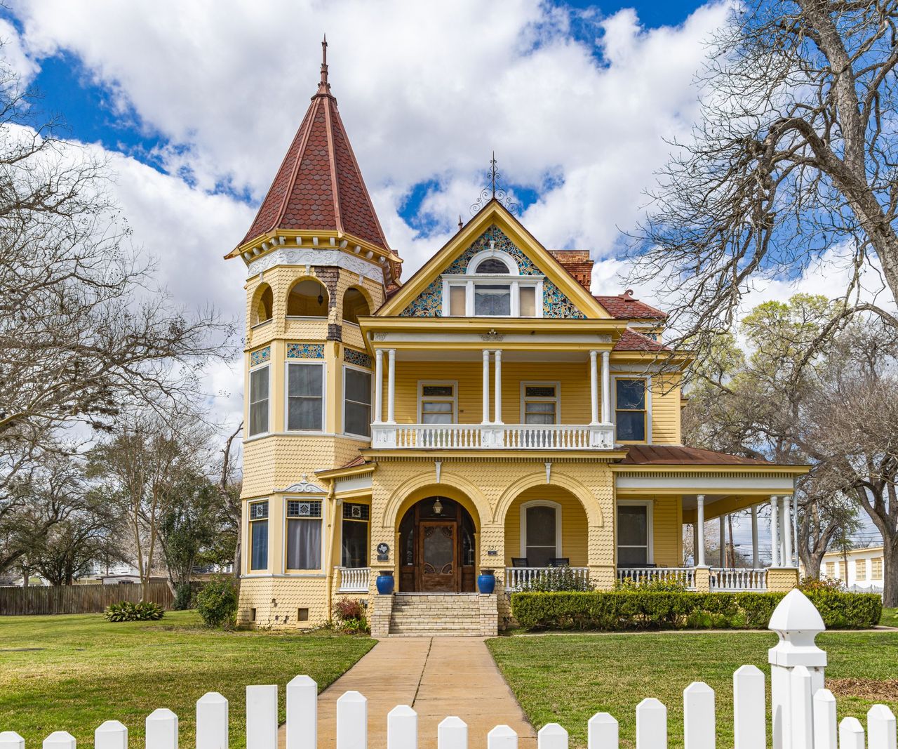 Queen Anne style homes – 5 homes that showcase traditional American ...
