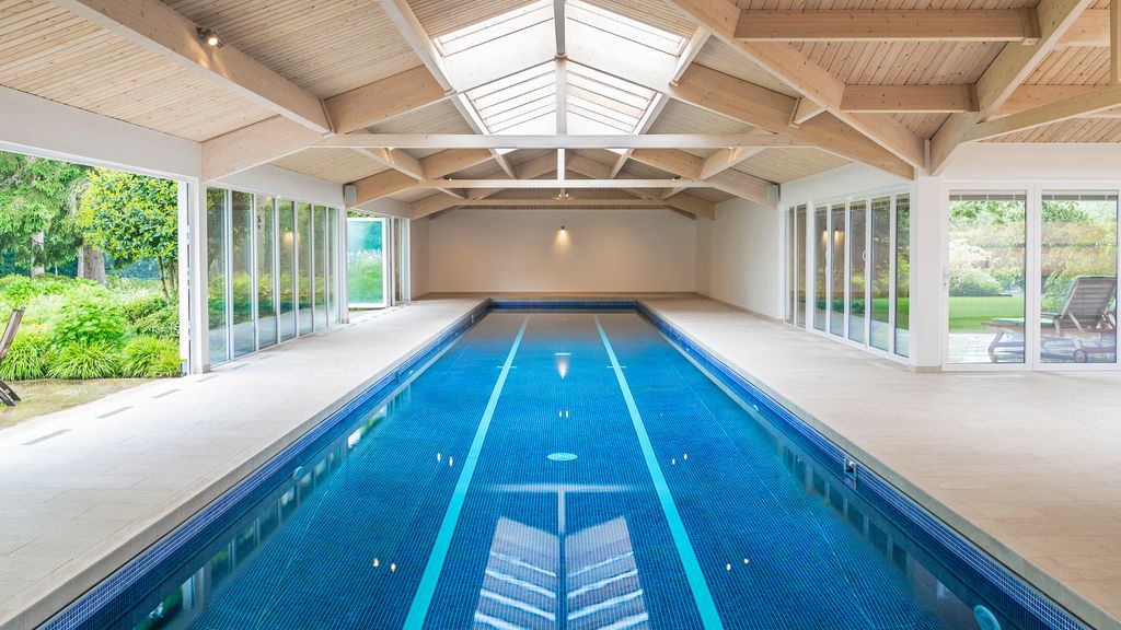 How to Heat a Swimming Pool: The Best Ways Explained | Homebuilding