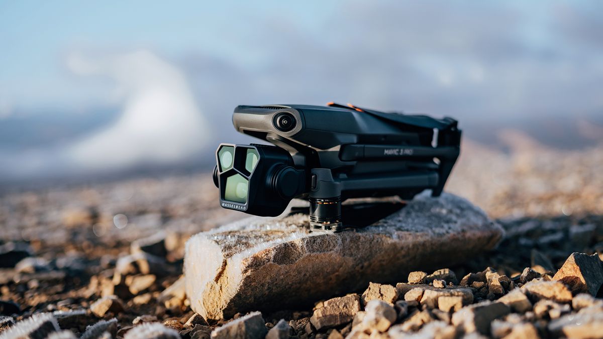 DJI Mavic 3 Pro is the world's first drone with three cameras made by ...