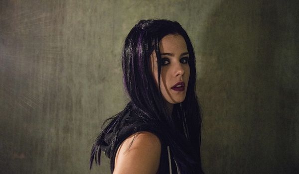 Arrow's Felicity Smoak Gets A Hacker Backstory In This Enlightening ...