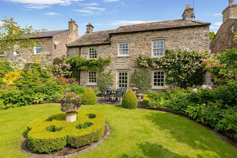 19 charming homes for sale, from picture-perfect cottages to beachside ...