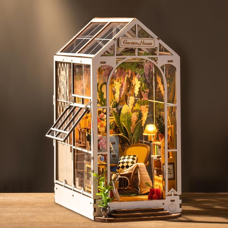 What are book nooks? These mini-scenes are taking over bookshelves ...