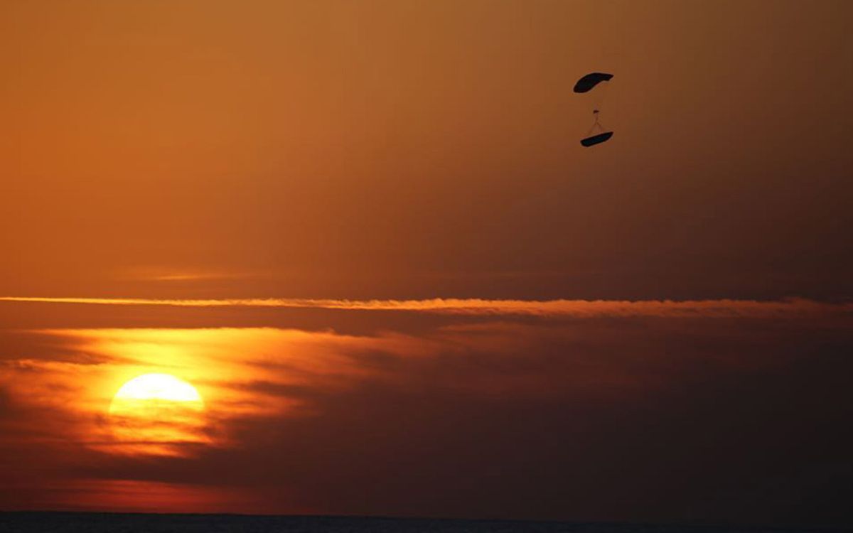 See a SpaceX Rocket Fairing Glide Back to Earth in This Awesome Photo ...