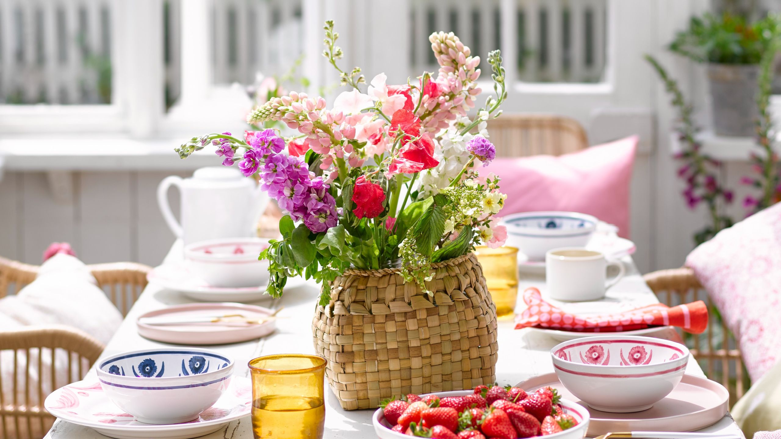 This is what professional florists do to perk up cut flowers | Ideal Home