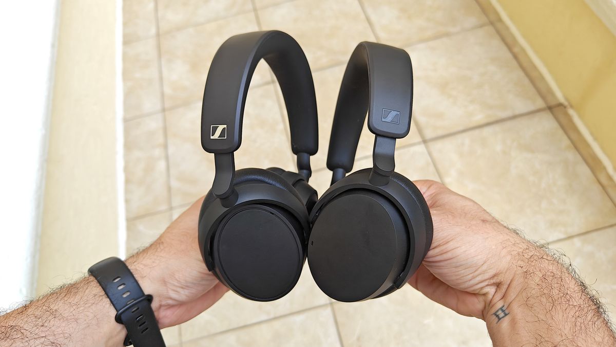 Sennheiser Accentum Plus vs. Sennheiser Accentum: What's the difference ...