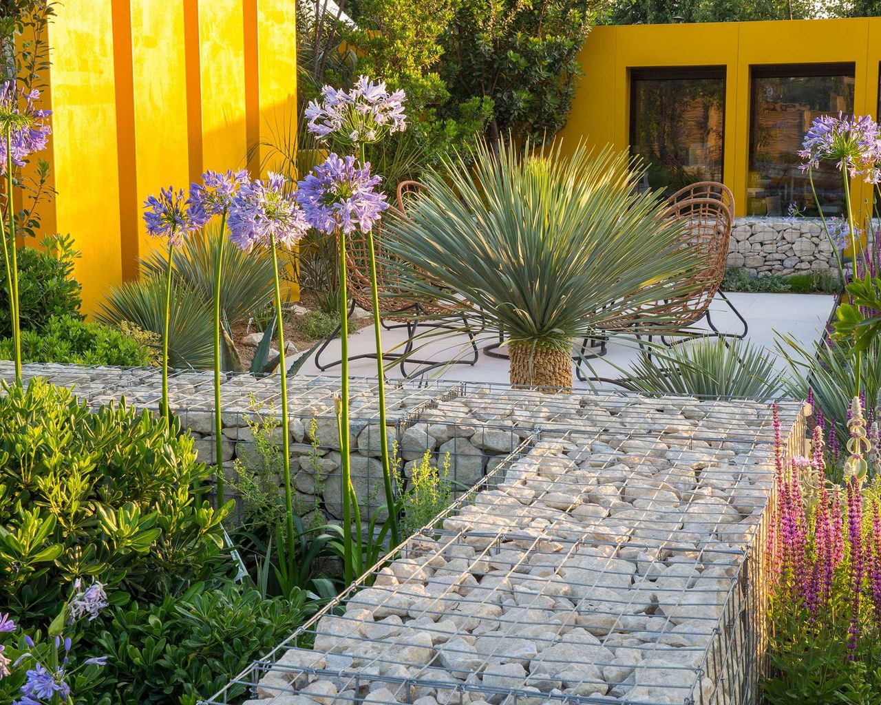 Landscaping ideas with rocks: 11 ways with pebbles, stones and boulders ...