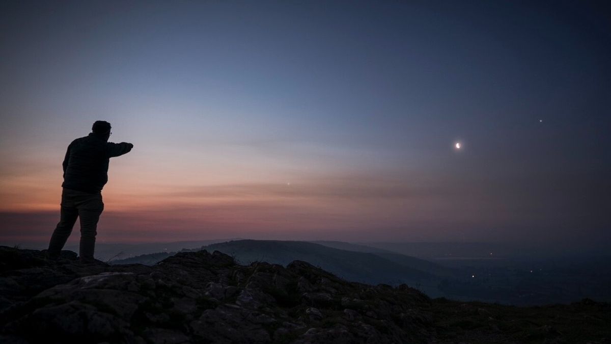 Astrophotographer captures planetary parade with the moon in stunning ...