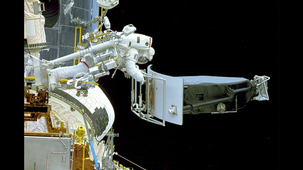 30 years ago, astronauts saved the Hubble Space Telescope | Space