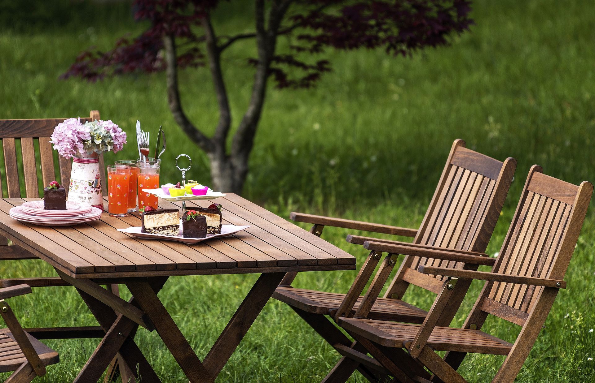 How to clean wooden outdoor furniture: revitalise your garden's seating ...