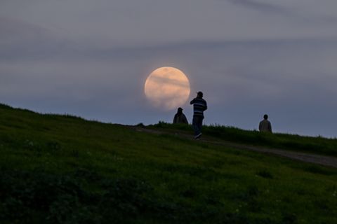 See February's Full Snow Moon light up the night sky around the world ...