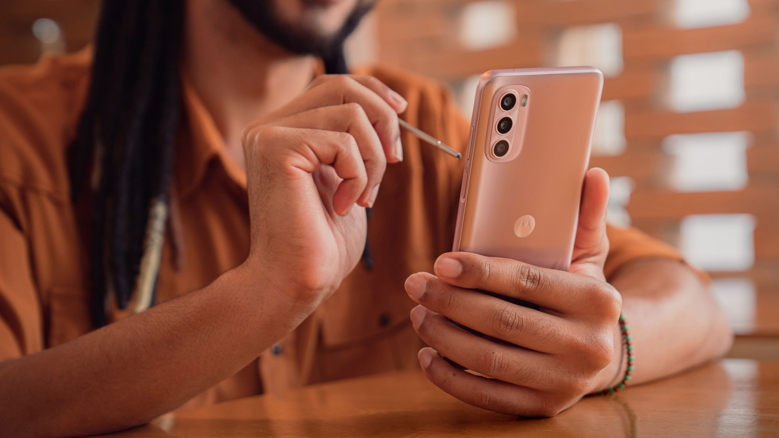 New Motorola phone promises two days of battery life and a built-in ...