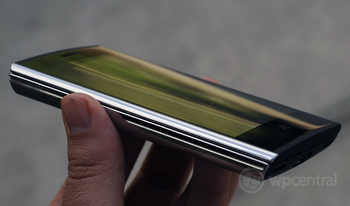 Ask WPCentral - Does the Nokia Lumia Phi for AT&T have a curved screen ...