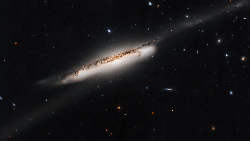 Hubble Telescope spies 'bridge of stars' connecting 2 galaxies (image ...
