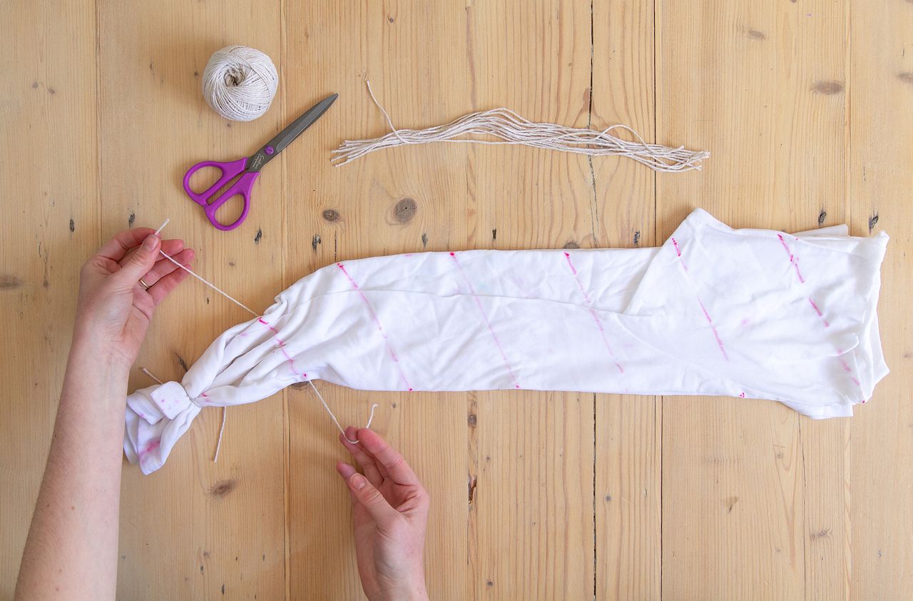 How to tie dye t-shirts: Step-by-step instructions on how to tie dye ...