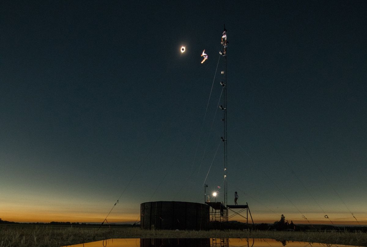 Cliff Divers Plunge Into Oregon Water Tank During Total Solar Eclipse ...