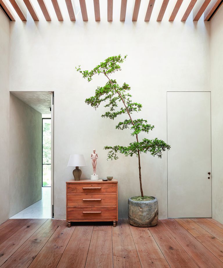 This LA home uses a neutral palette of natural materials | Homes and ...